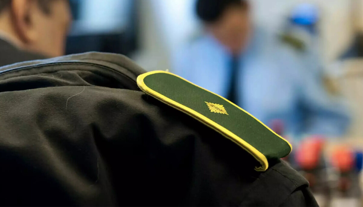 Bilist påkørte lygtepæl og måtte på sygehuset Bilist påkørte lygtepæl og måtte på sygehuset