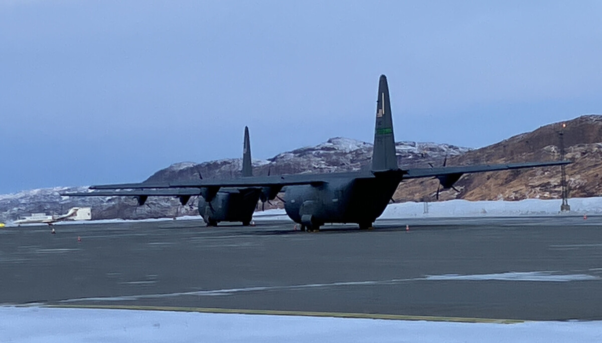 Hercules-fly i venteposition i Kangerlussuaq