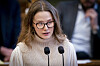 Aki-Matilda Høegh-Dam: Vi burde kunne tale grønlandsk i Folketinget